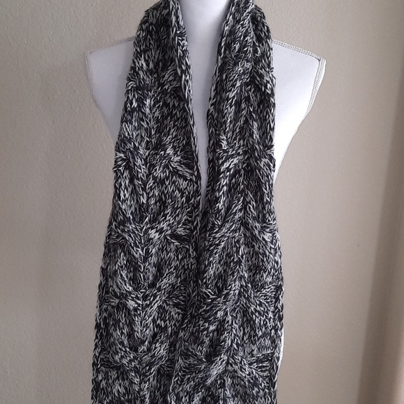 Lucy | Accessories | Black And White Marled Knit Scarf Nwt | Poshmark